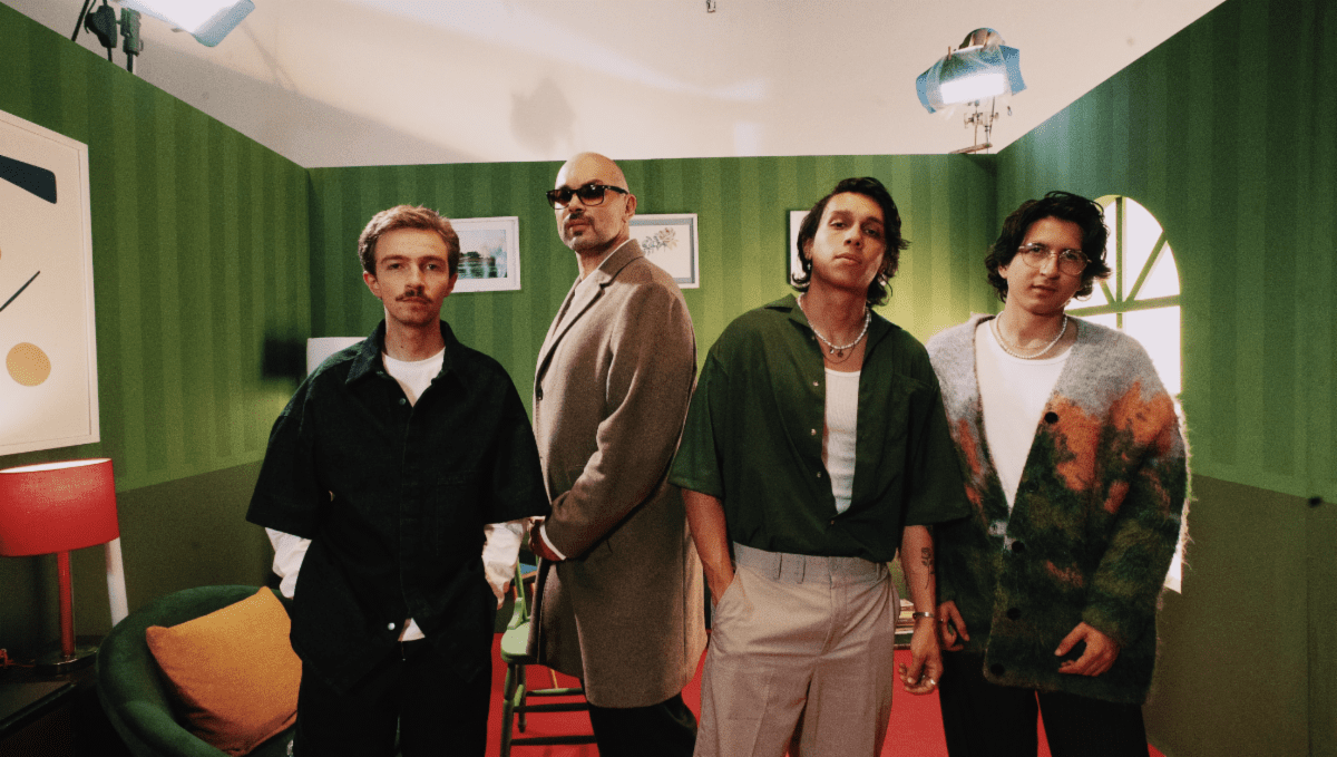 Santiago Cruz y la banda Timo se unen en “Golpes contra las Paredes”.