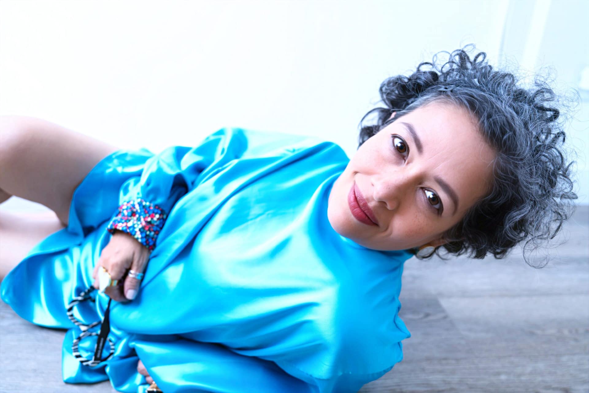 Mónica Mendoza presenta su stand-up íntimo: “A Reírse del Duelo y la Vida”